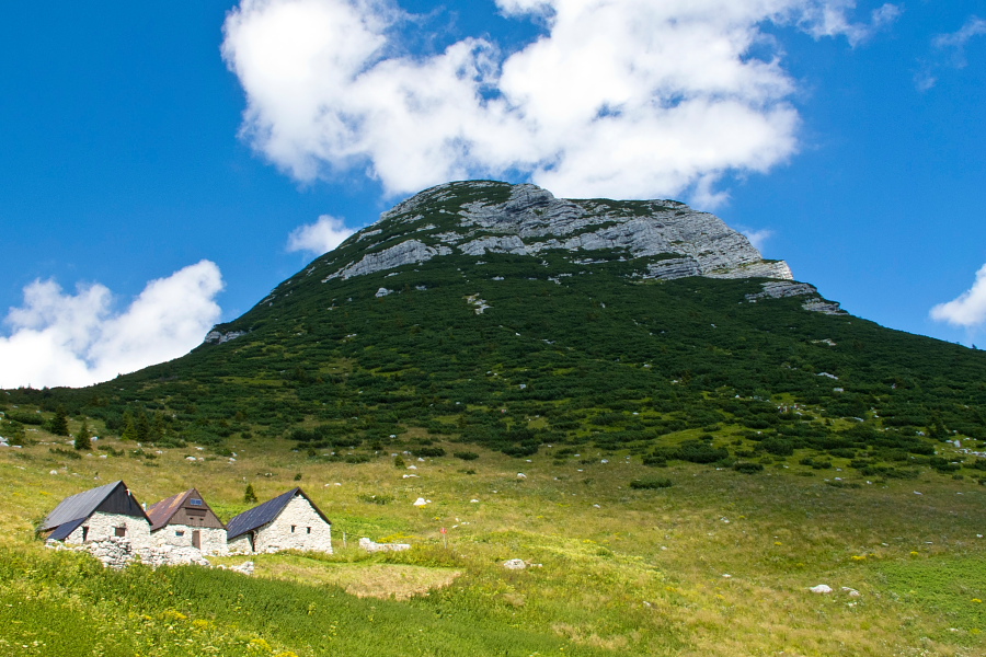 Velika planina, Slovenia, beautiful as always... : r/YUROP